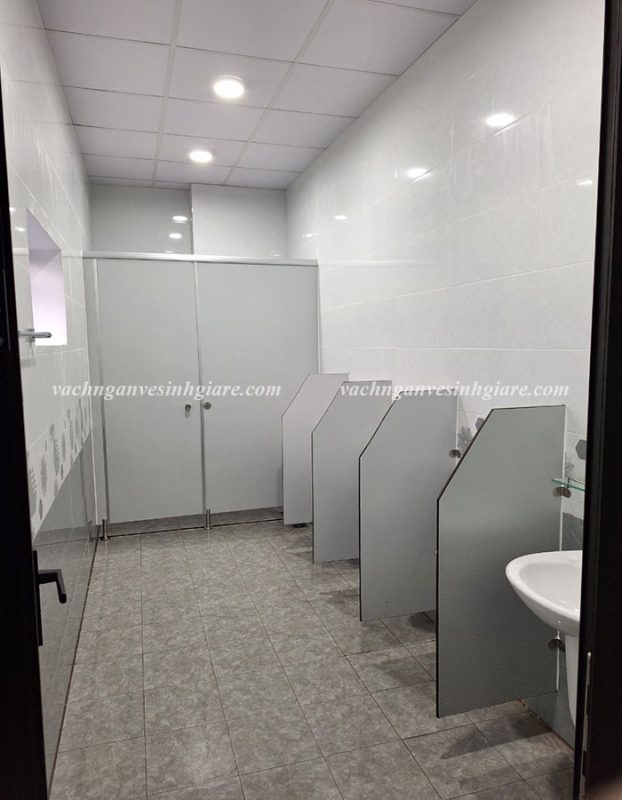 Lắp đặt vách ngăn vệ sinh cho Công ty HKT Việt Nam