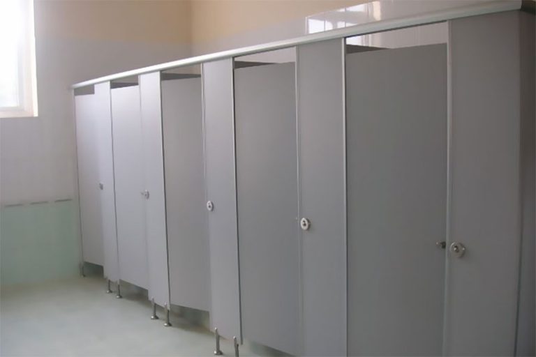 So sánh vách ngăn compact Maica và compact HPL chuẩn
